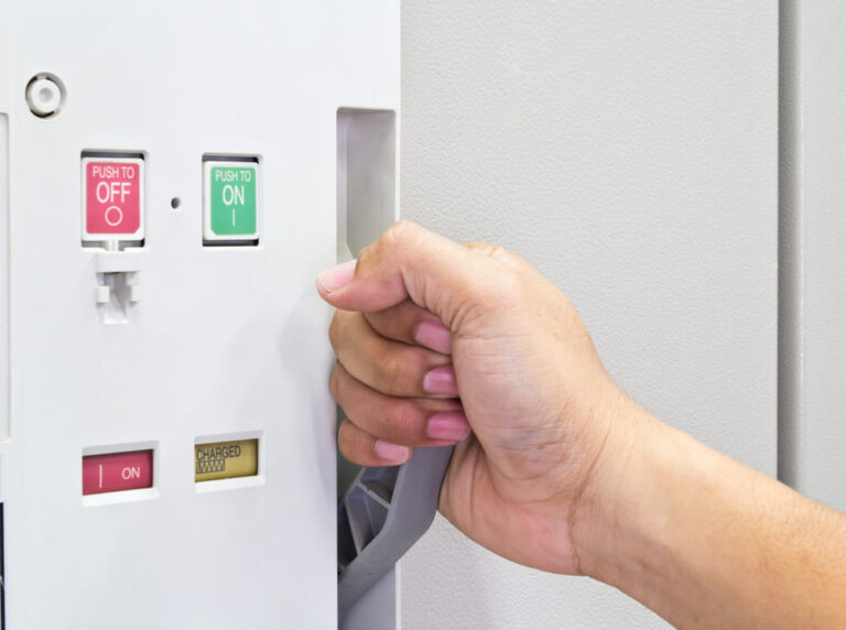 What is an Air Circuit Breaker (ACB)? Structure and principle of operation